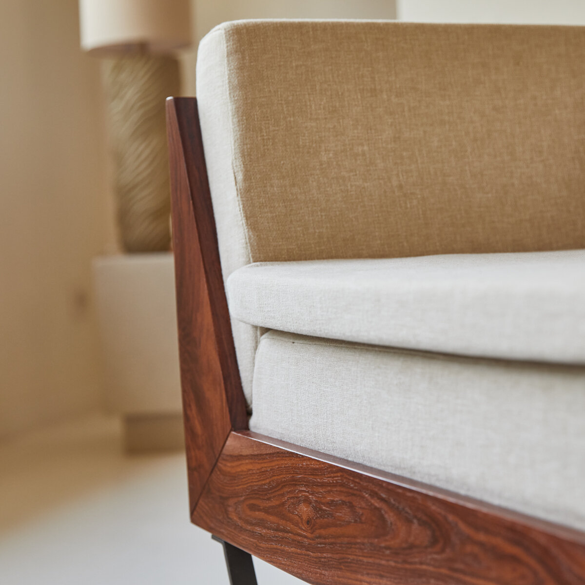 Metric Fauteuil van massief palissander en stof - Woonkamerstoelen ...