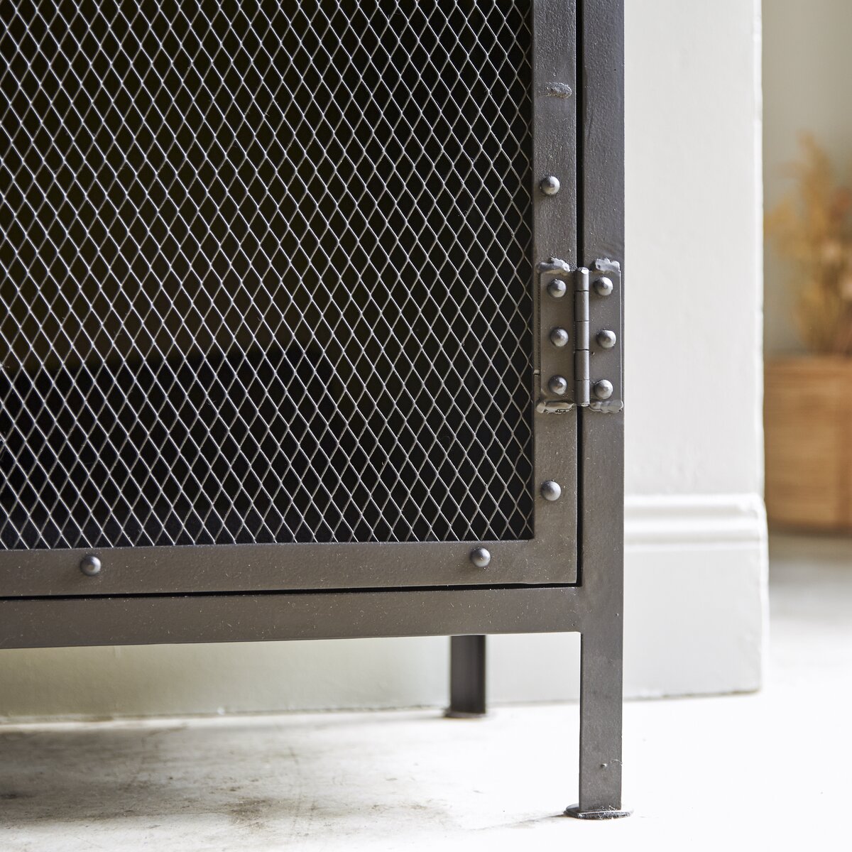 Alma Kast met metalen gaas - Opbergmeubel voor slaapkamer - Tikamoon