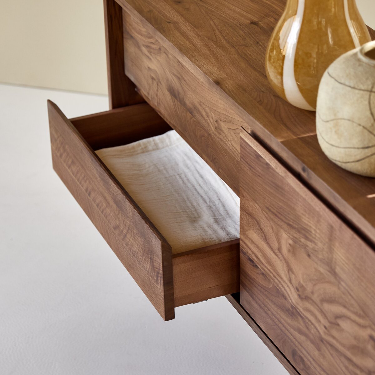 Esmée Massief notenhouten dressoir 130 cm - Opbergruimte voor de ...