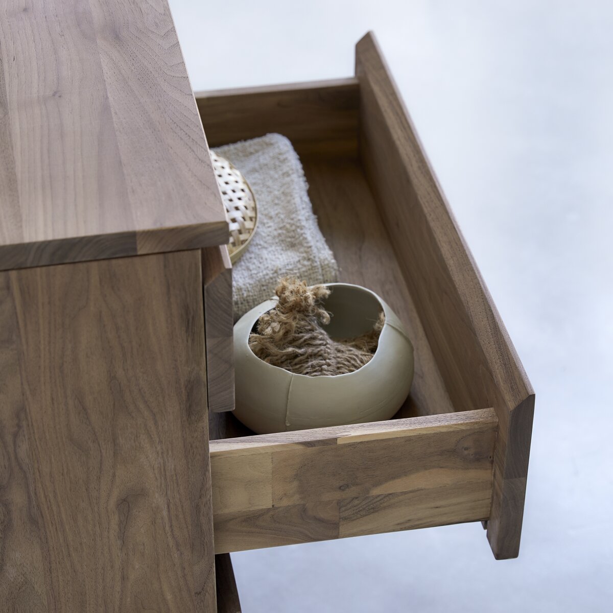 Esmée Massief notenhouten buffet 180 cm - Opbergruimte voor de ...