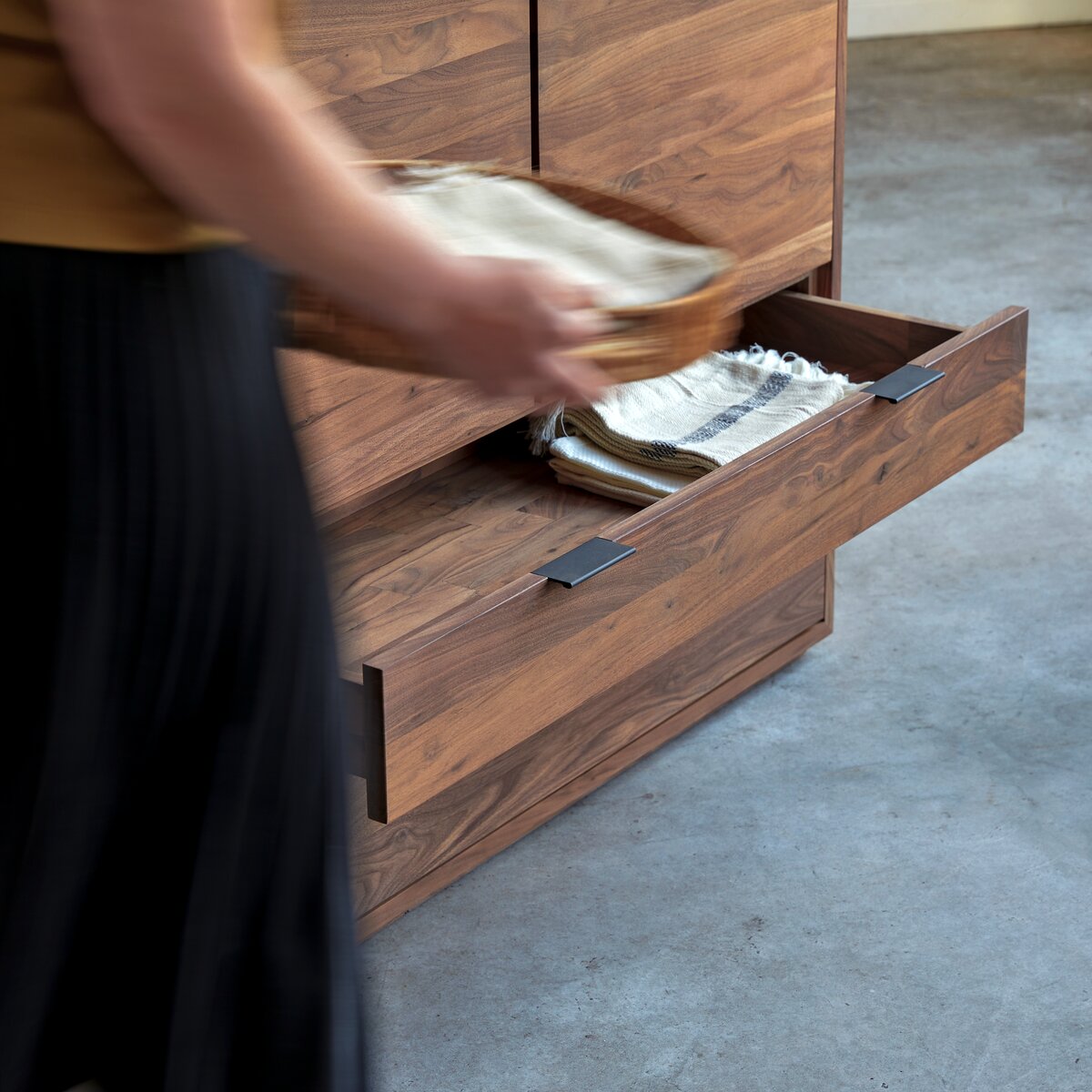 Senson Massief notenhouten kast - Slaapkameropslag - Tikamoon