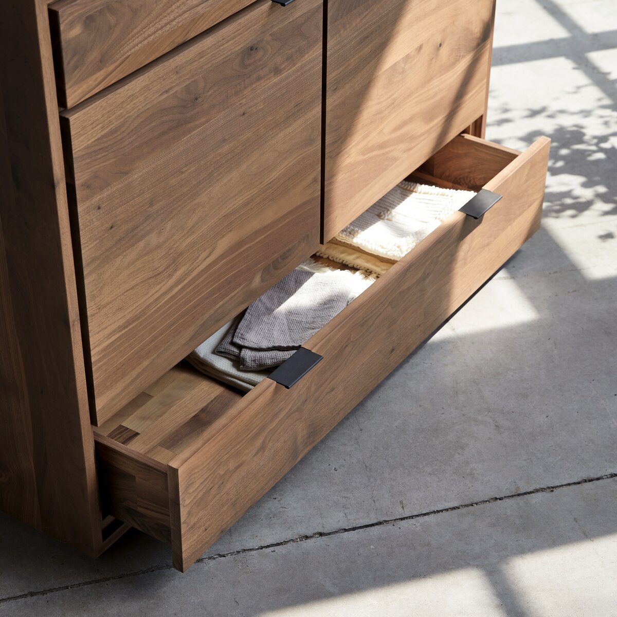 Senson Massief notenhouten buffet 120 cm - Opbergruimte voor de ...