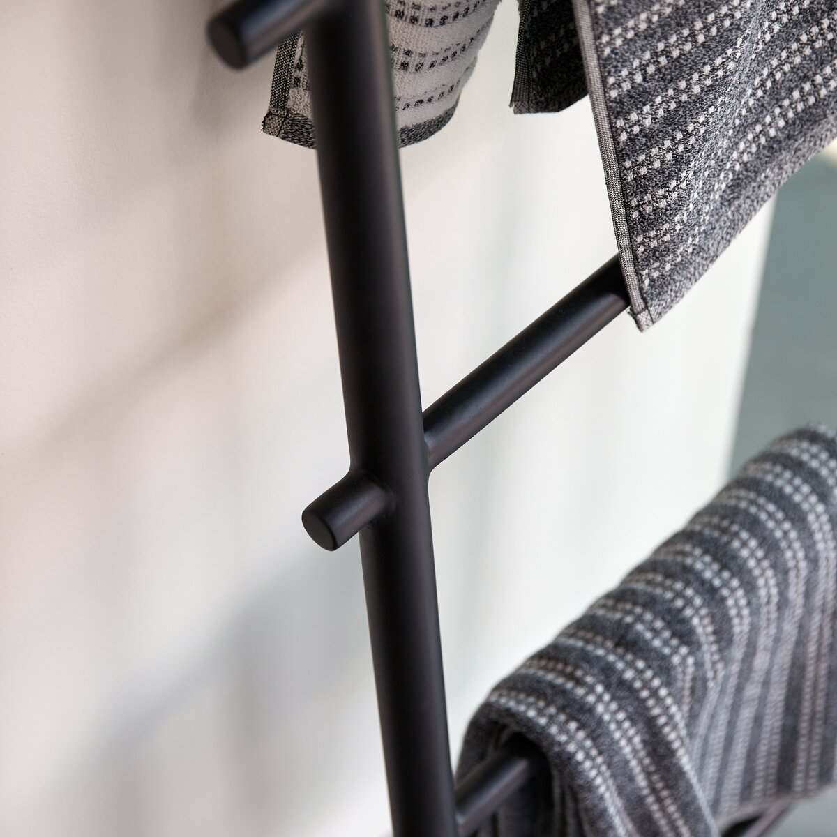 Metal towel rack 175 cm - Bathroom furniture - Tikamoon