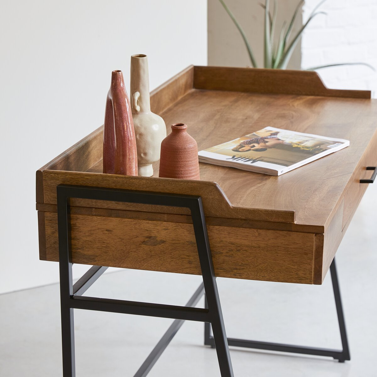 Schreibtisch aus Mangoholz und Metall 114 cm – Büromöbel – Tikamoon