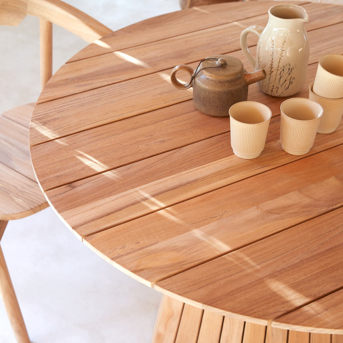 Slatted round table in solid teak, seats 6 - Dining room furniture ...