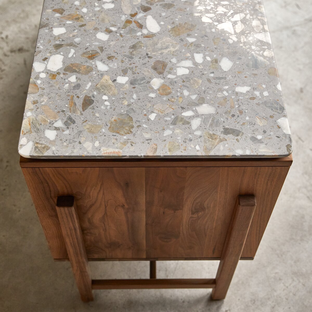 Buffet en noyer massif et terrazzo 140 cm - Rangements pour le séjour ...