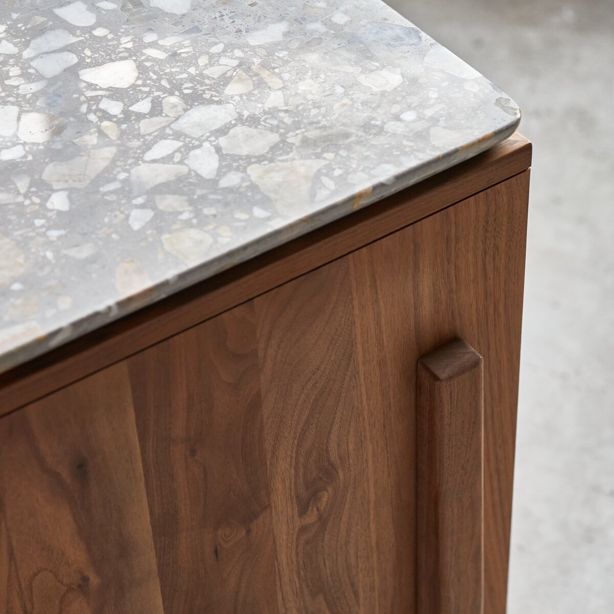 Buffet en noyer massif et terrazzo 140 cm - Rangements pour le séjour ...