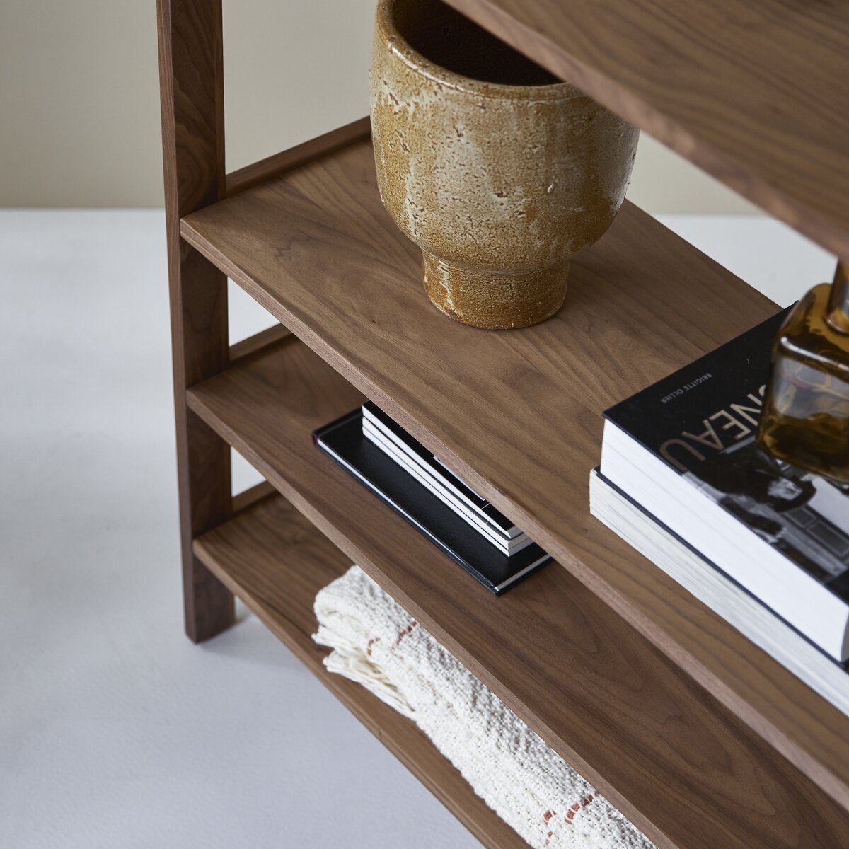 Boekenkast in notenhout 110 x 105 cm - Woonkamermeubels - Tikamoon