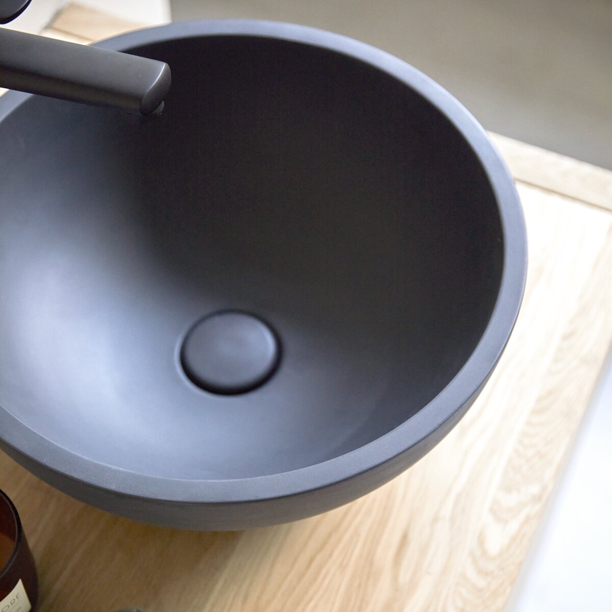 Lavabo tondo in battuto di terrazzo black Micha - Accessori per il bagno - Tikamoon