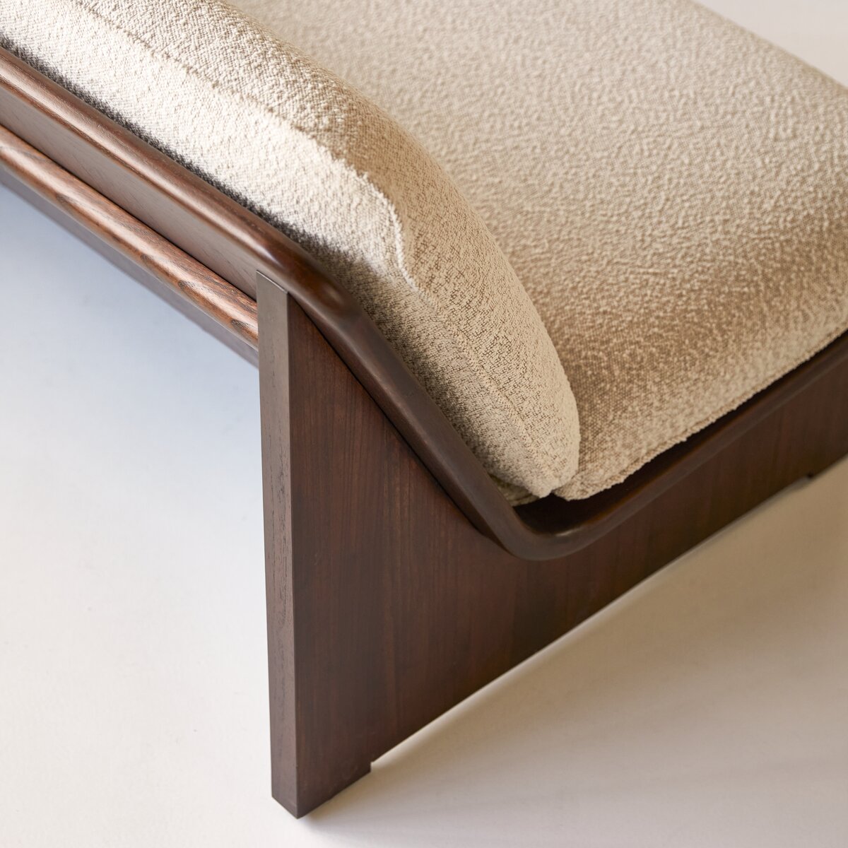 Sillón de mindi macizo y tela color crudo - Salón / Sillón & Banco ...