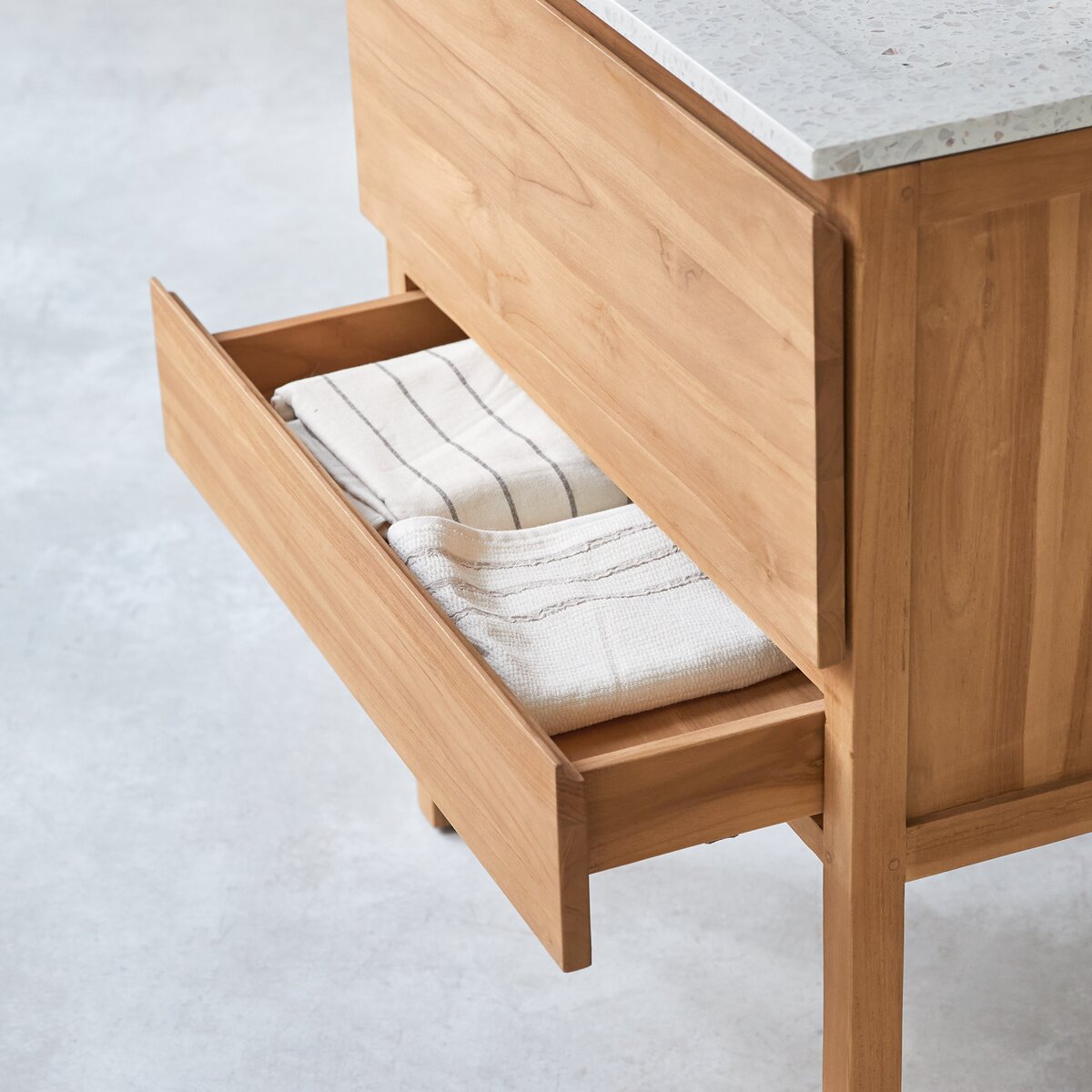 Meubel van teak met wastafel in premium terrazzo moon 80 cm - Badkamer - Tikamoon