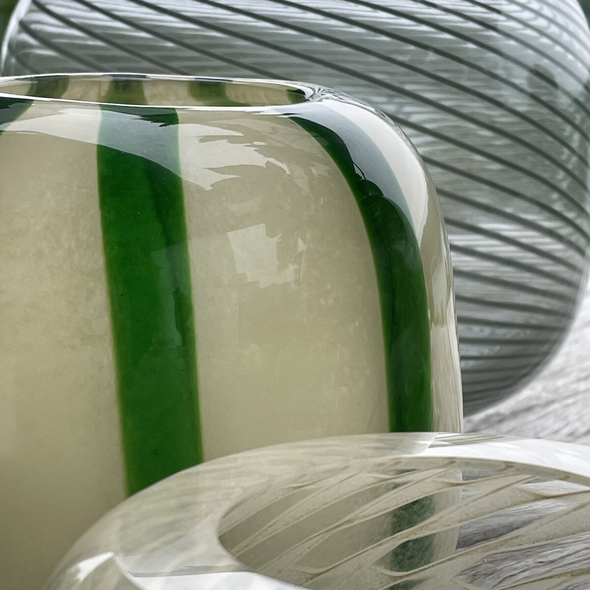 Ronde groen gestreepte glazen vaas - Decoratieve accessoires - Tikamoon